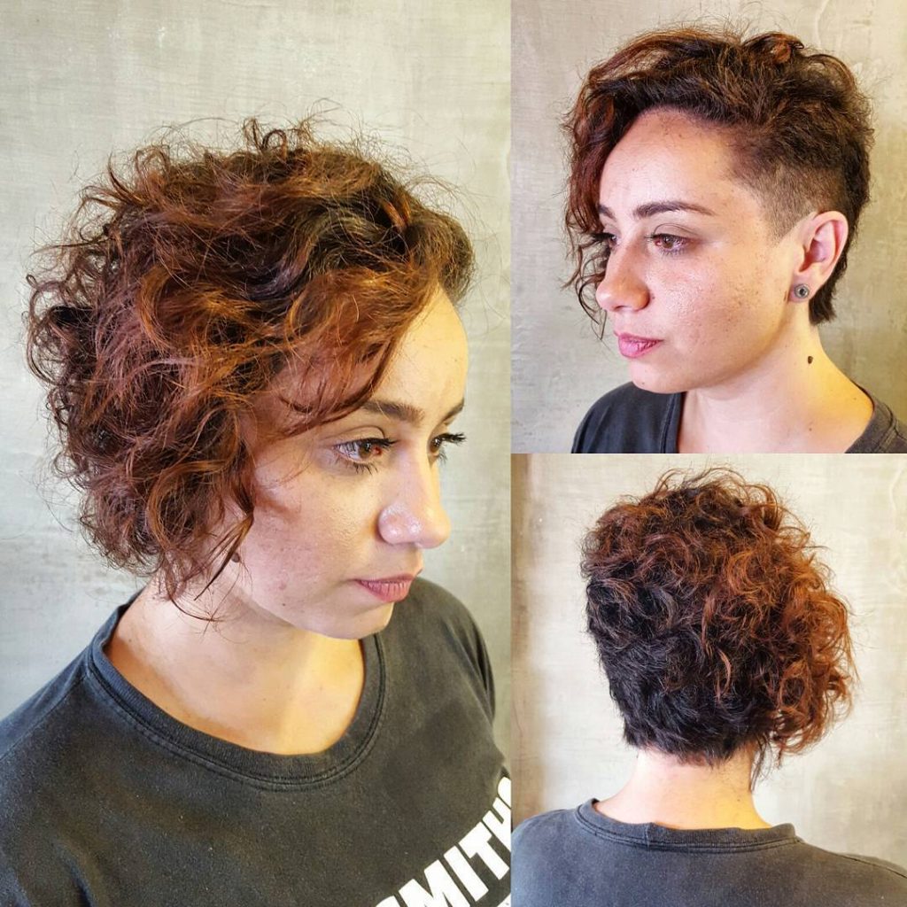 12-short-sideparted-curly-bob - CapelliStyle
