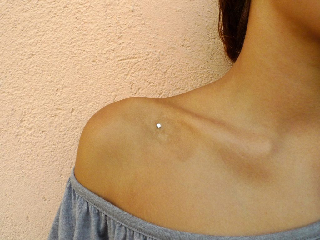 Microdermal piercing: cos'è, dolore, rigetto, costo e foto