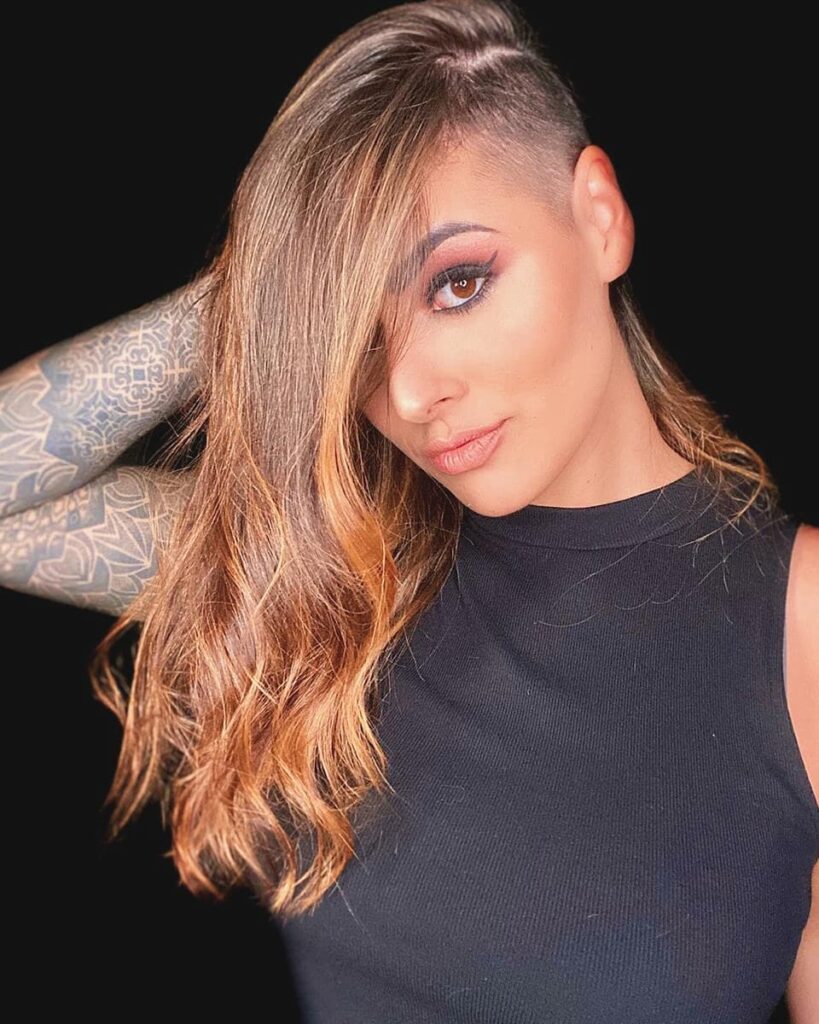 Capelli rasati ai lati: 15 acconciature femminili da non perdere