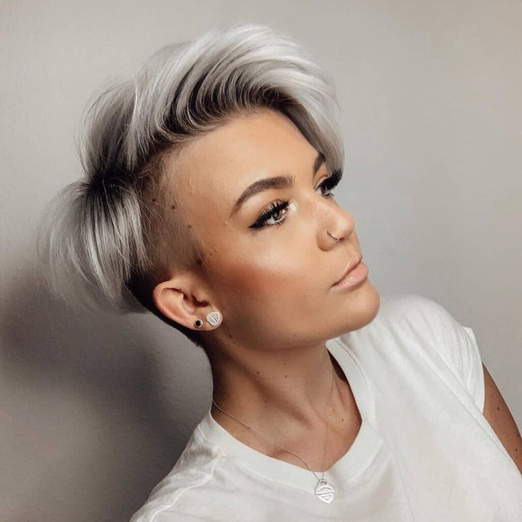 Capelli rasati ai lati: 15 acconciature femminili da non perdere