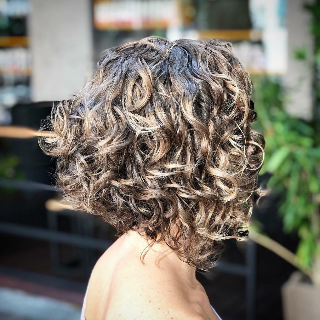 Capelli ricci: Oltre 50 tagli ed acconciature per il 2019