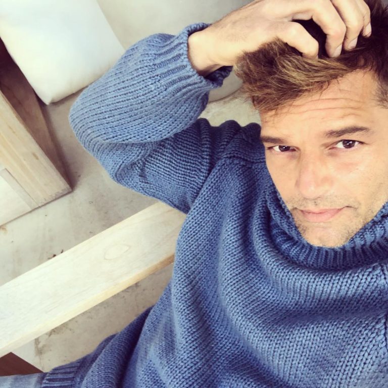 Ricky Martin cambia look: il cantante latino ha i capelli rosa ...