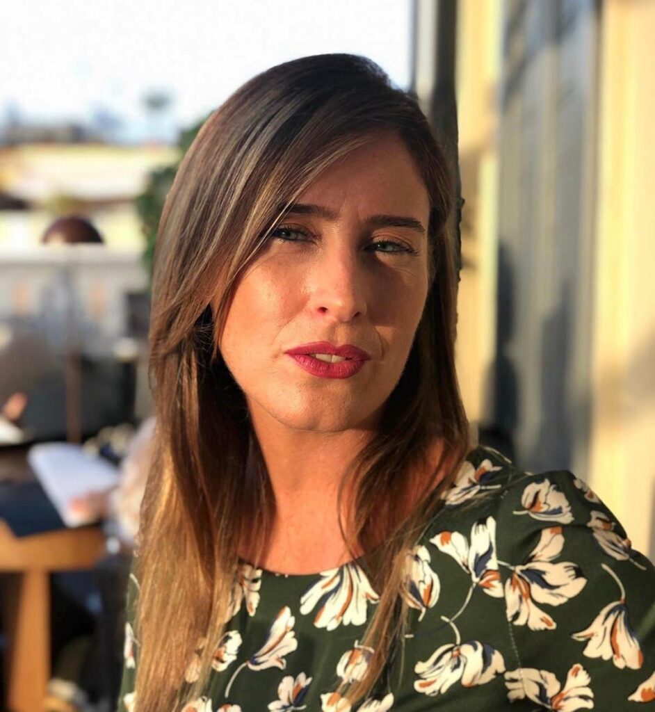 Maria Elena Boschi biondissima e con la frangia. Il nuovo look non ...