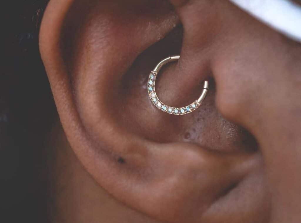 Piercing daith, nella parte interna dell'orecchio. Cura, dolore e foto ...