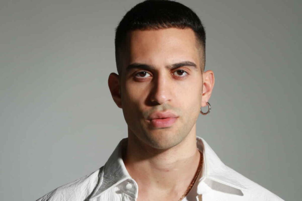 Mahmood sfoggia i capelli bicolore per l'uscita del nuovo singolo ...