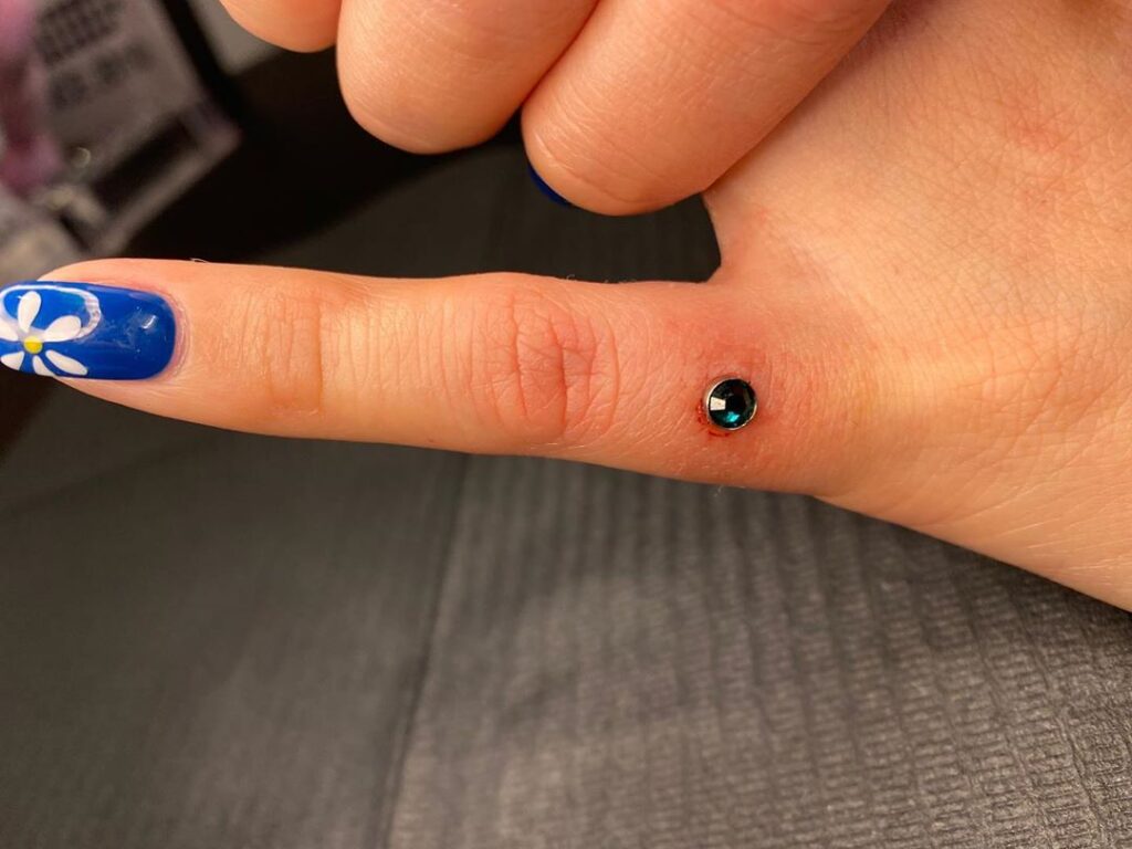 Piercing al dito: surface o microdermal? Cure, dolore e foto a cui ...