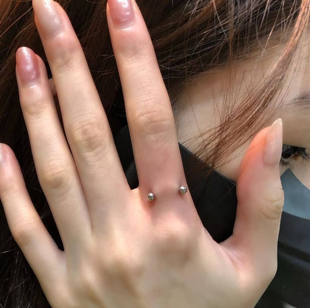 Piercing al dito: surface o microdermal? Cure, dolore e foto a cui ...
