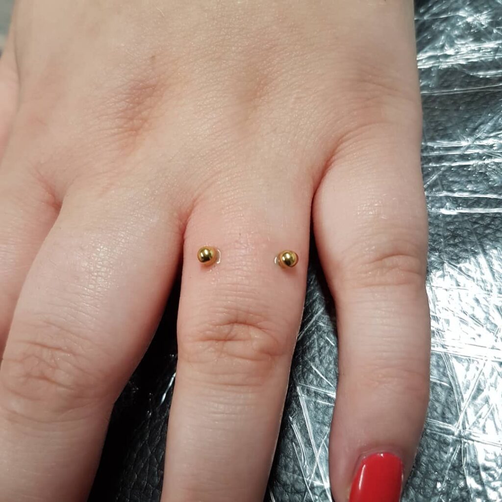 Piercing al dito: surface o microdermal? Cure, dolore e foto a cui ...