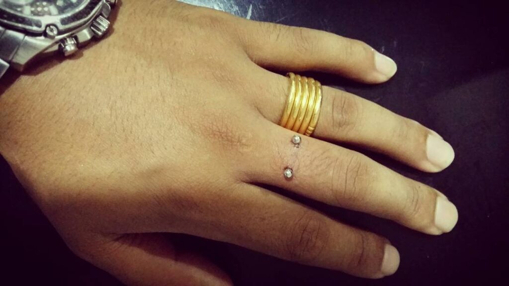 Piercing al dito: surface o microdermal? Cure, dolore e foto a cui ...