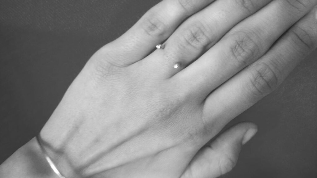 Piercing al dito: surface o microdermal? Cure, dolore e foto a cui ...