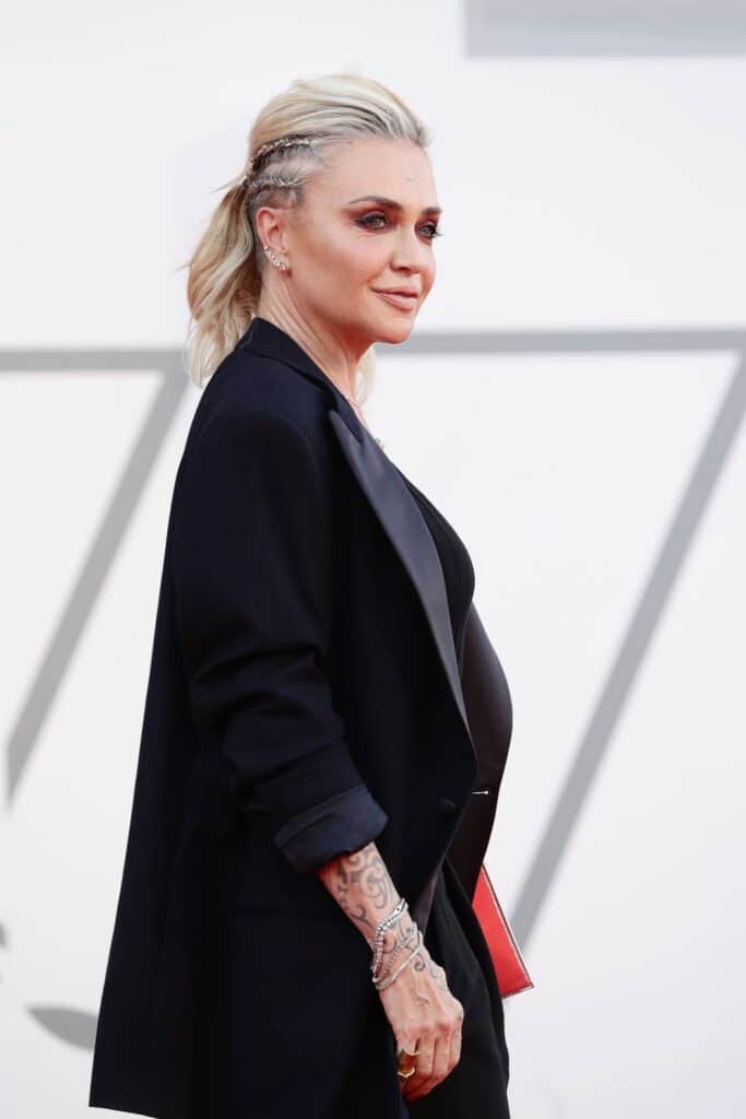 Paola Barale alla Mostra del Cinema di Venezia 2020: il look rasato ...