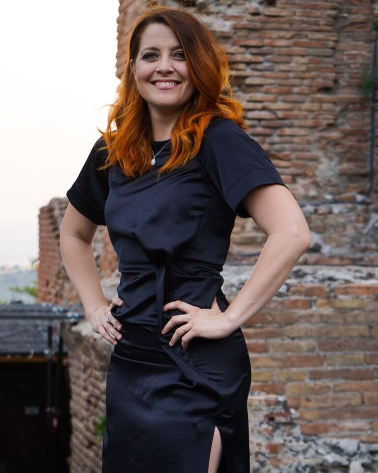 Noemi ha cambiato look. Le foto di tutte le sue sfumature di rosso ...