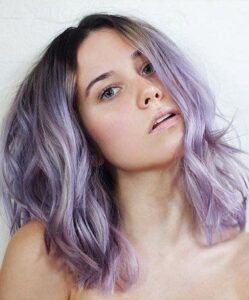 Capelli color lavanda: la nuance delicata che porta la primavera sulla ...