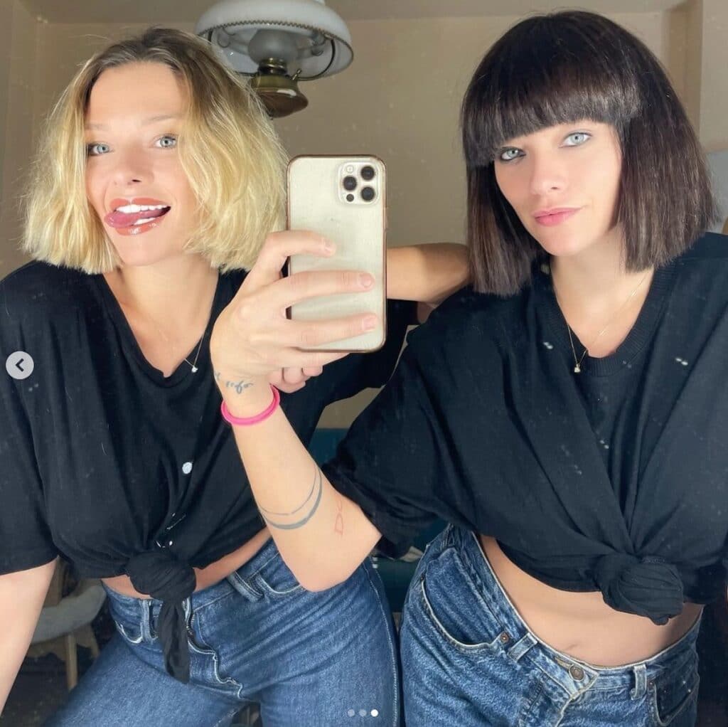 Silvia e Giulia Provvedi, capelli e look stravolti per le Donatella: foto