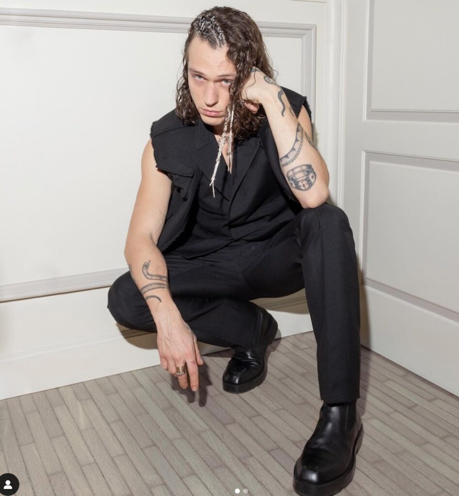 Irama, cambio look radicale: taglia tutti i capelli e sceglie il mullet