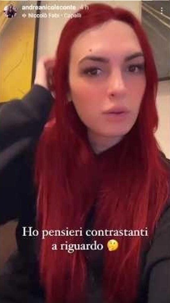 Andrea Nicole Conte di UeD coi capelli rosso fuoco. Ma non è sicura