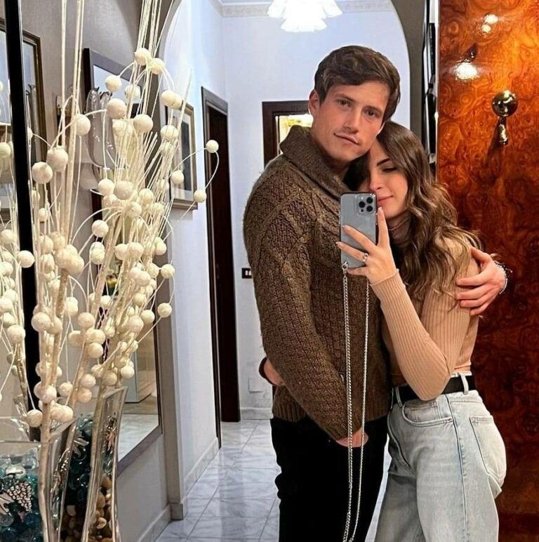 Andrea Nicole Conte di UeD coi capelli rosso fuoco. Ma non è sicura