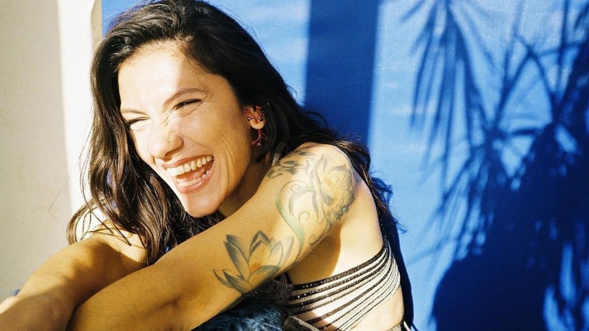 Elisa cambia look: frangia e foulard tra i capelli nel nuovo video