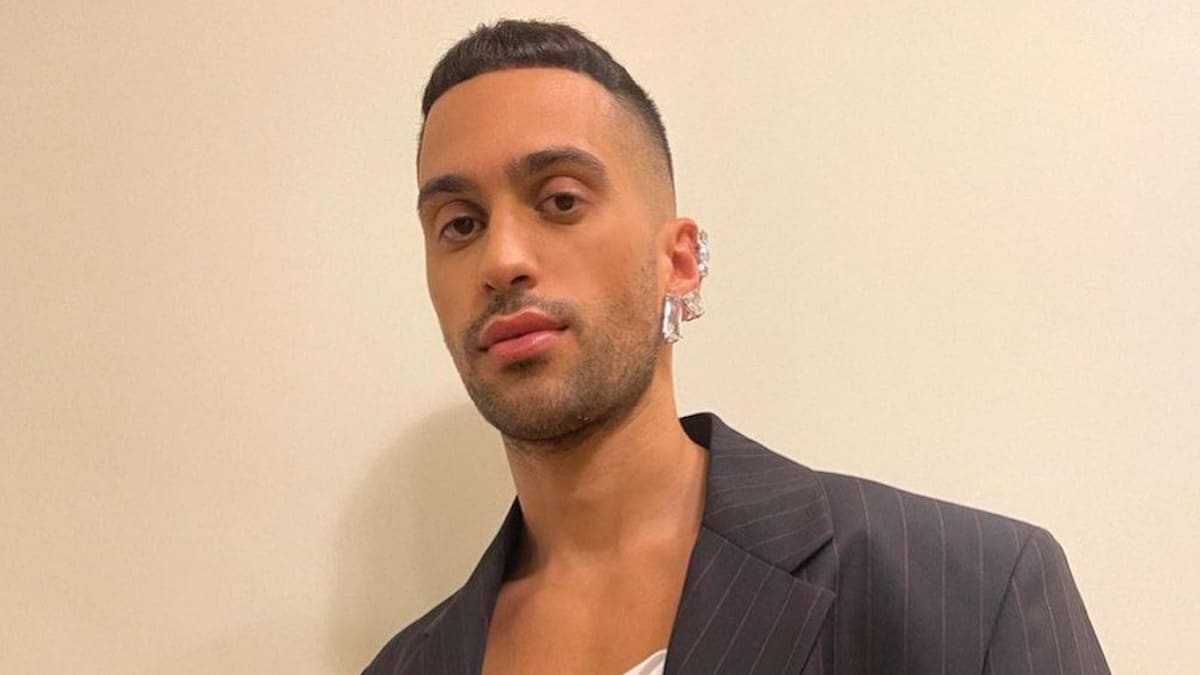 Mahmood prova un nuovo look dal barbiere: baffi e pizzetto