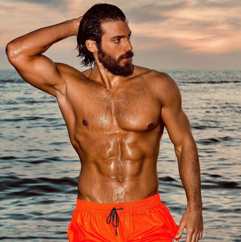 Can Yaman, tutti pazzi per il nuovo look sul red carpet in Turchia