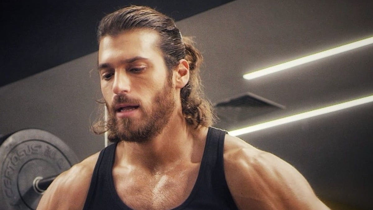 Can Yaman, tutti pazzi per il nuovo look sul red carpet in Turchia