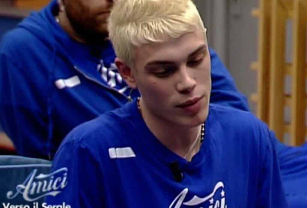 Biondo di Amici oggi: look capelli rivoluzionato. E carriera da modello