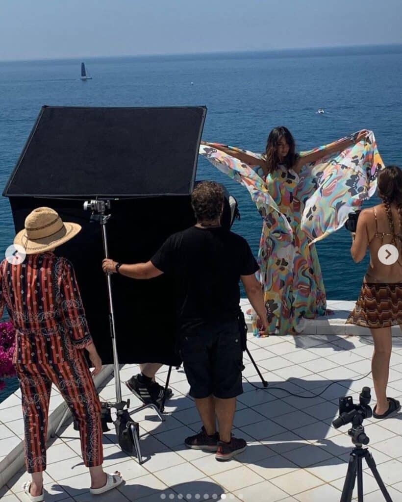 Ambra Angiolini super sensuale con trikini e i capelli bagnati