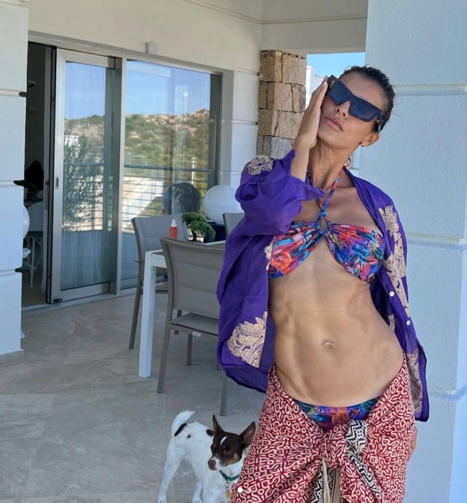 Elisabetta Canalis, cambio look casalingo. E sexy: in reggiseno e shorts