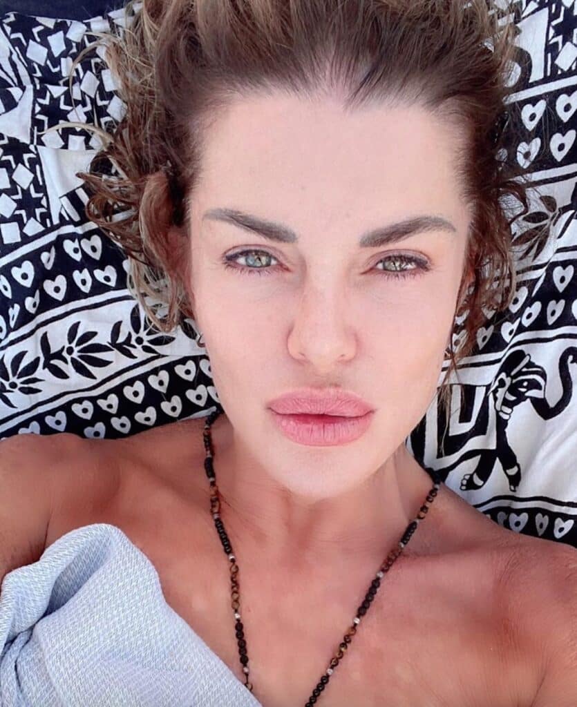 Alba Parietti, il selfie al naturale. Perché "l'età è un'invenzione"