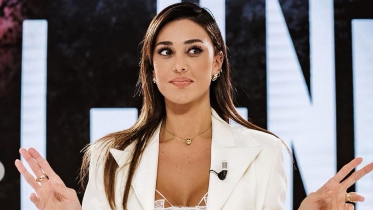 Belen, look total black a Le Iene. Con bracciale da oltre 20mila euro