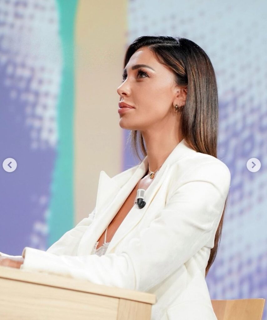 Belen torna a Le Iene e si taglia una ciocca di capelli in diretta