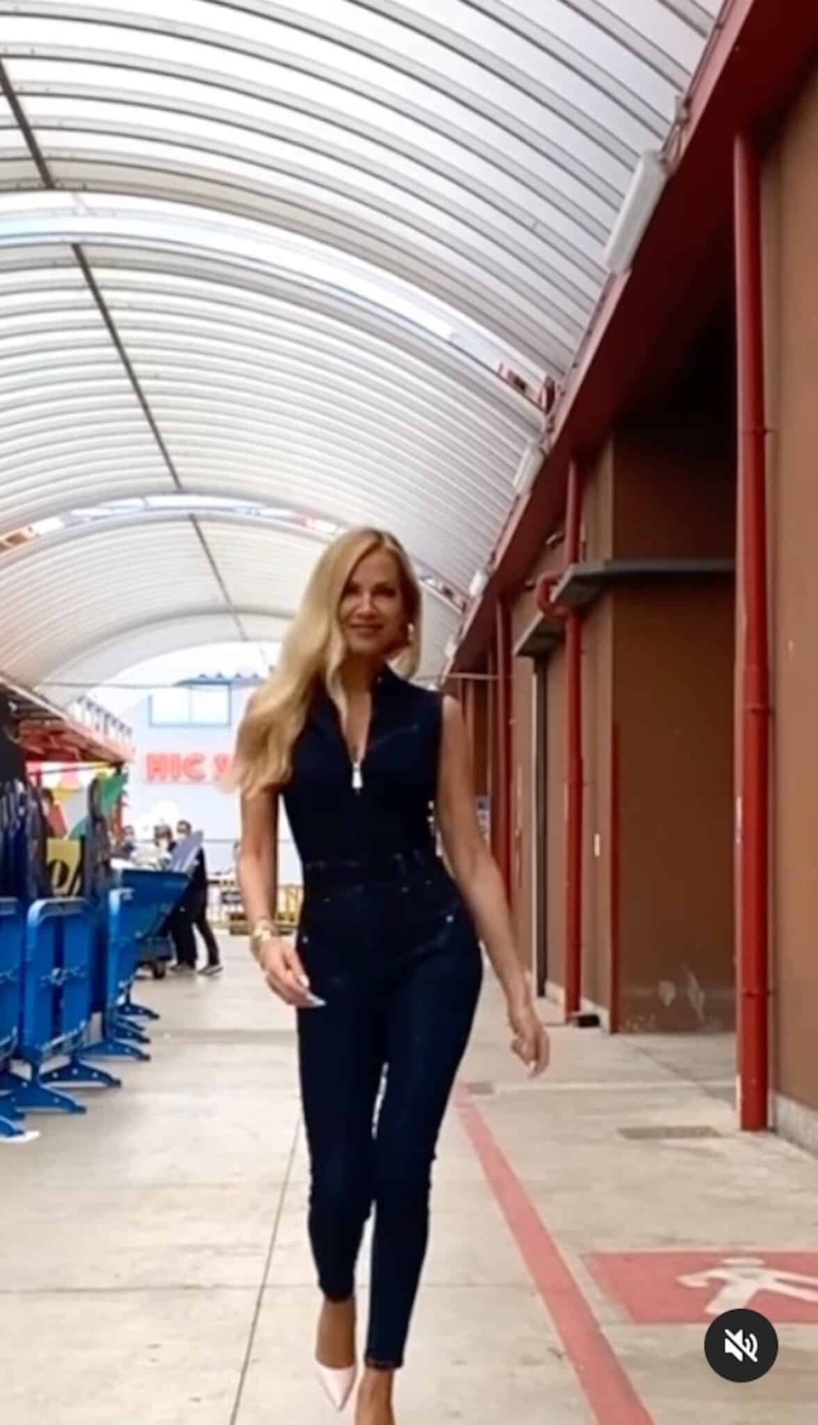 Federica Panicucci festeggia 55 anni. Ma sembra una ragazzina: il look