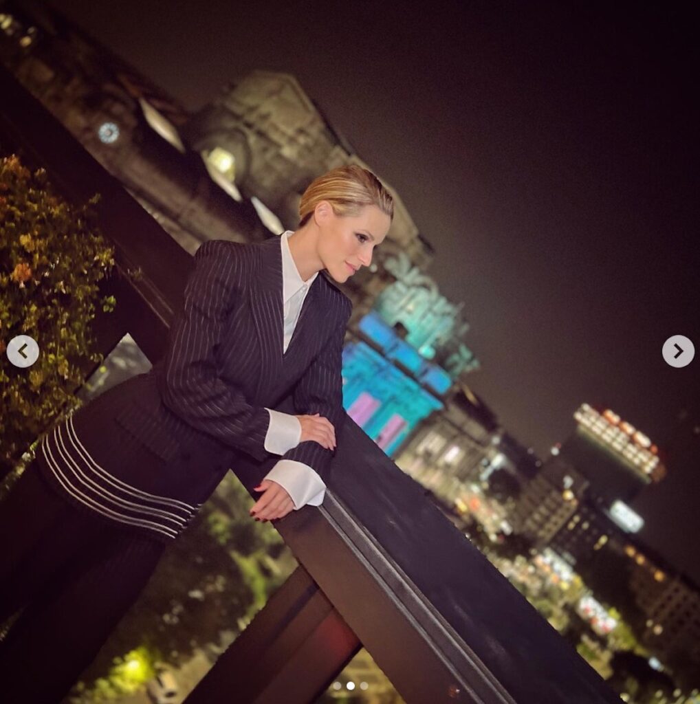 Michelle Hunziker, il nuovo look per l'autunno è con i capelli frisé