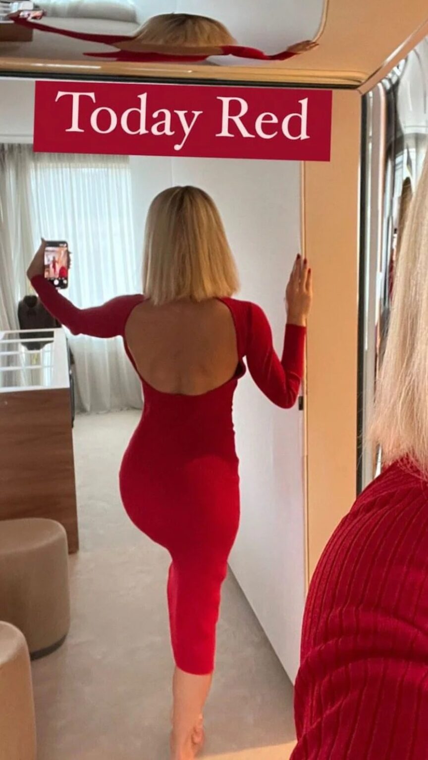 Michelle Hunziker in rosso per l'autunno: il look senza filtri