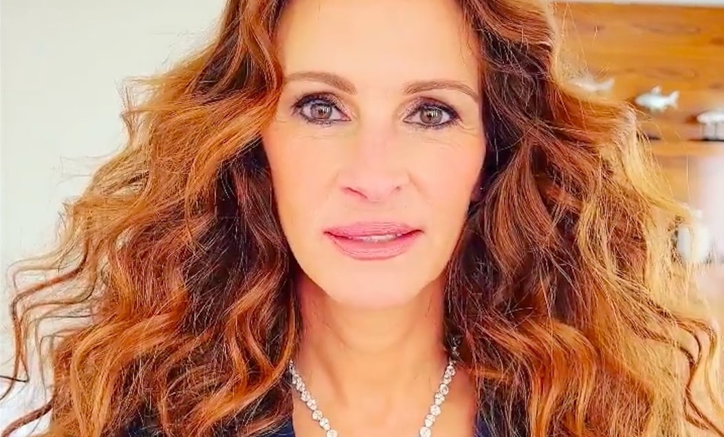 Julia Roberts, l'acconciatura che ispira le Feste 2022: "Raccolti sì ...