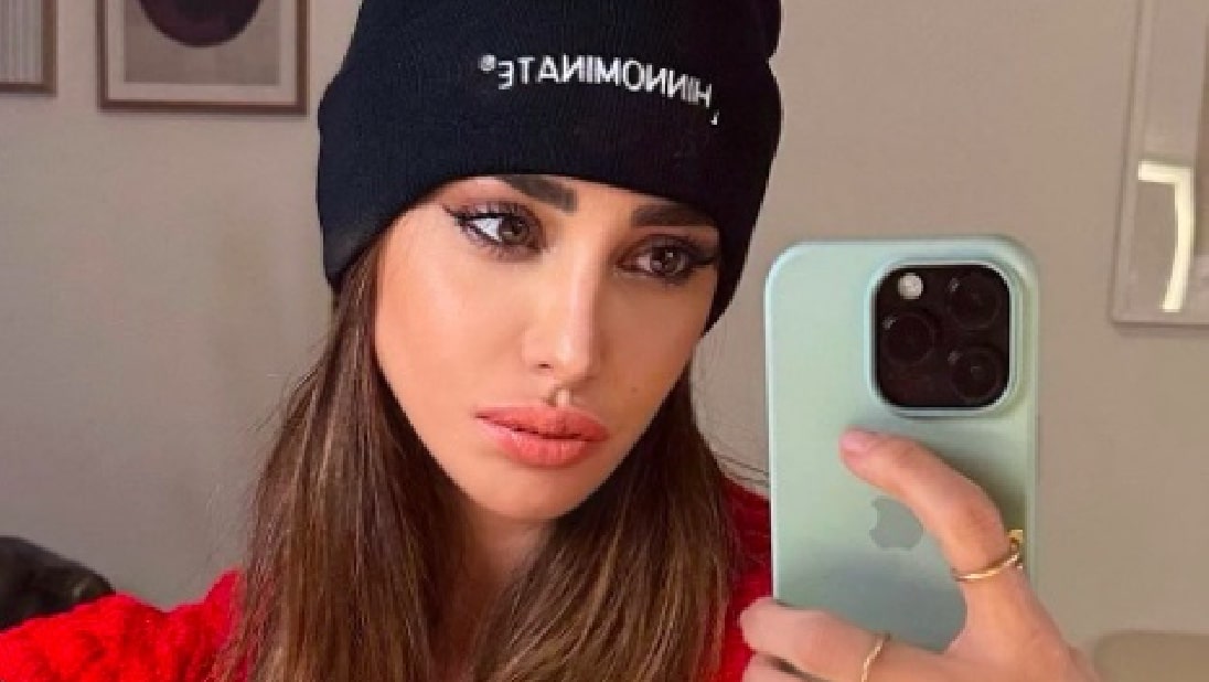 Belen Rodriguez senza trucco e con 8 nuovi piercing: che cool