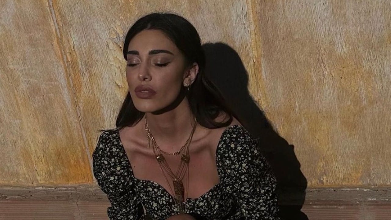 Belen Rodriguez senza trucco (e in bikini): “Bella vera”