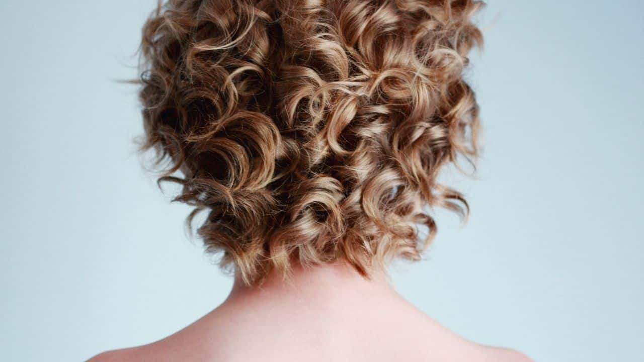 Come acconciare d’estate i capelli corti ricci? | Capellistyle