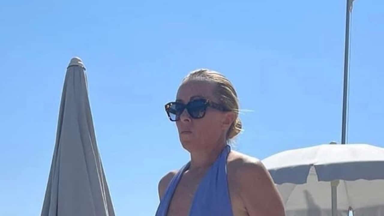 Giorgia Meloni, la foto in costume: critiche e insulti sui social