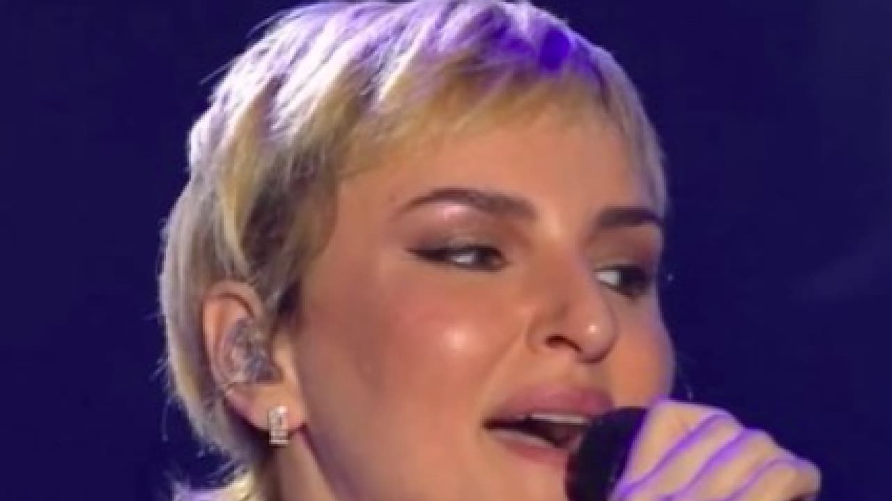 Arisa cambia ancora: addio capelli biondi. Il nuovo look di agosto