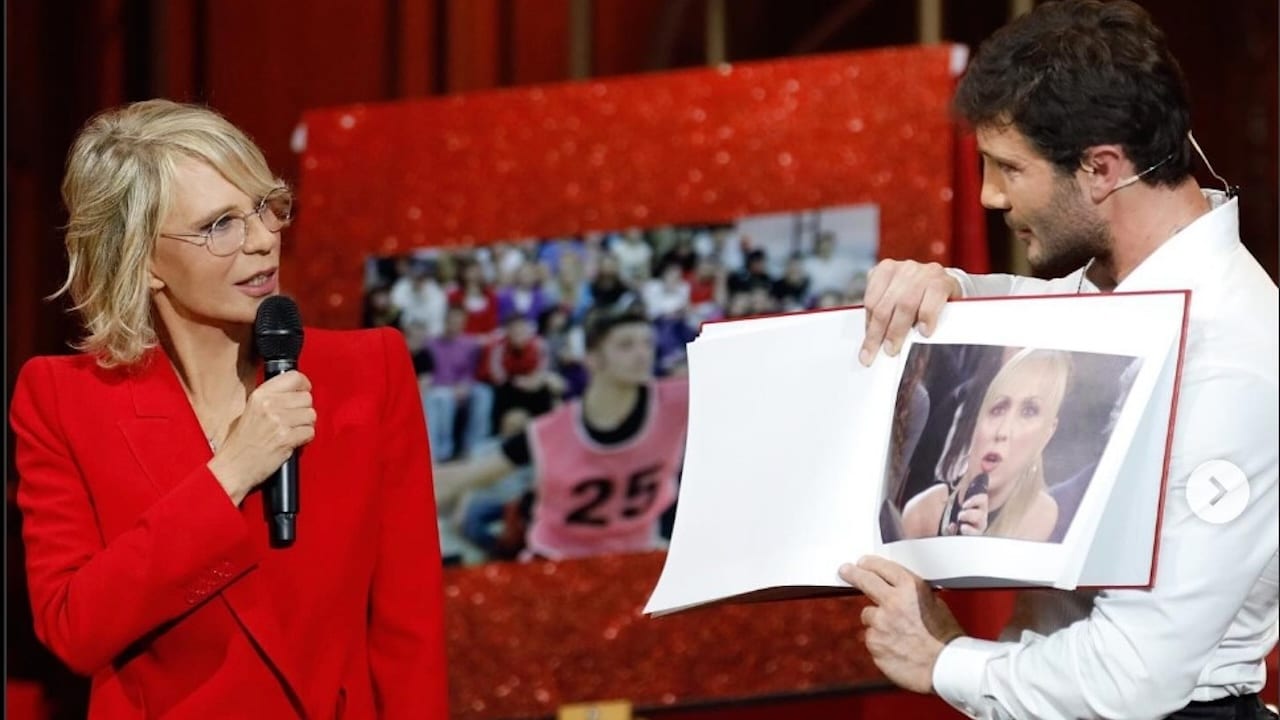 Maria De Filippi da Stefano De Martino, il look rosso è riciclato