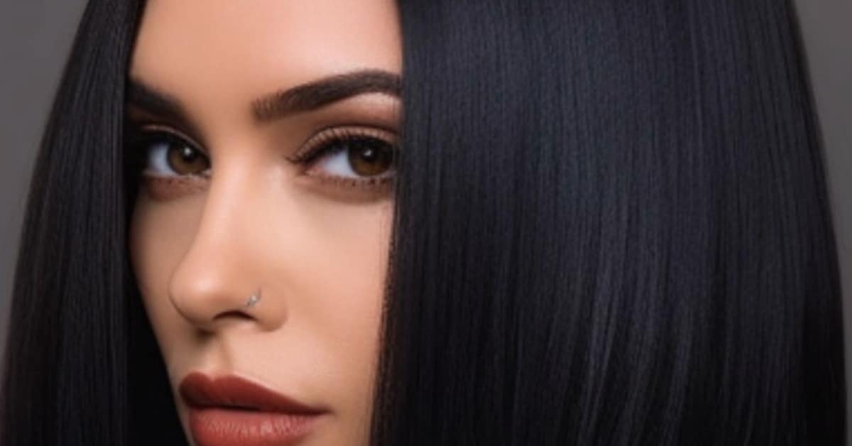 Jet black hair: un look chic e definito