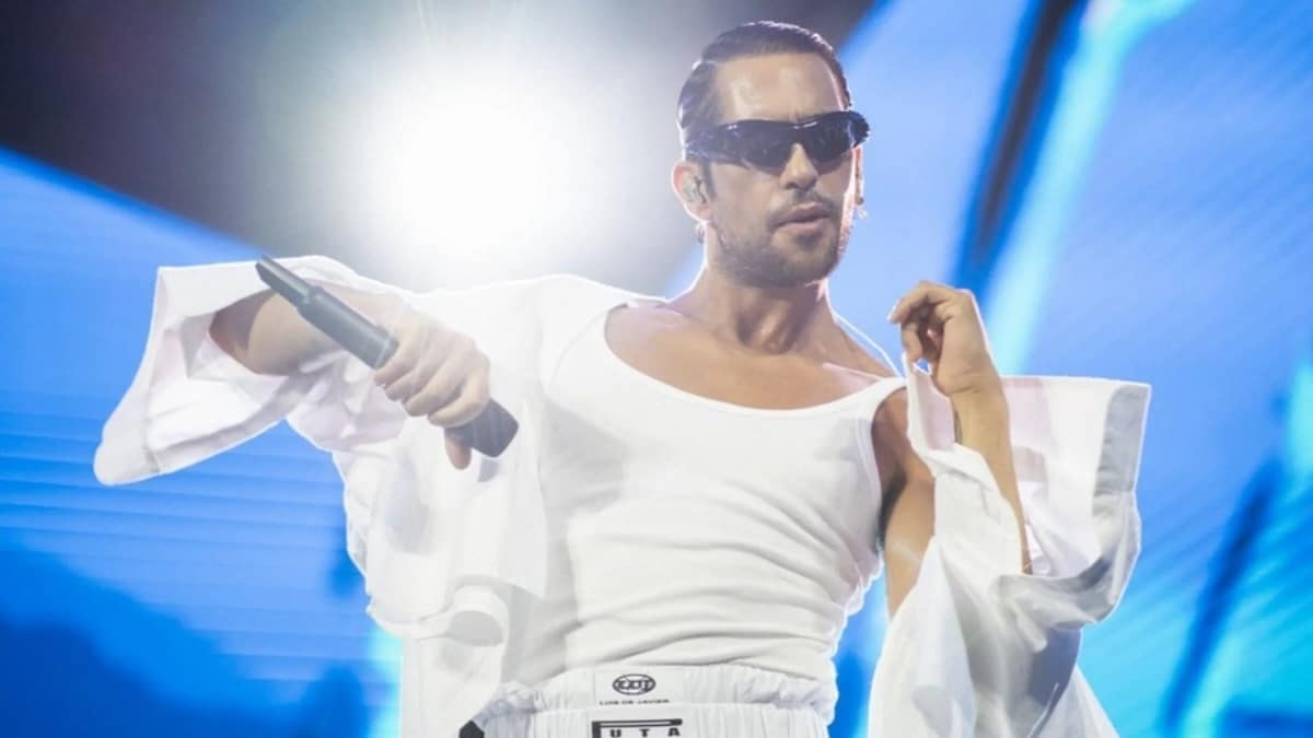Mahmood in bianco a Battiti Live: chi ha firmato l'originale look