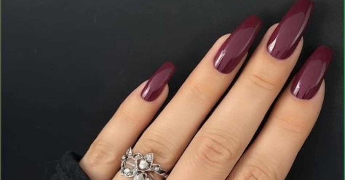 Prugna nails: la manicure dark più elegante di sempre