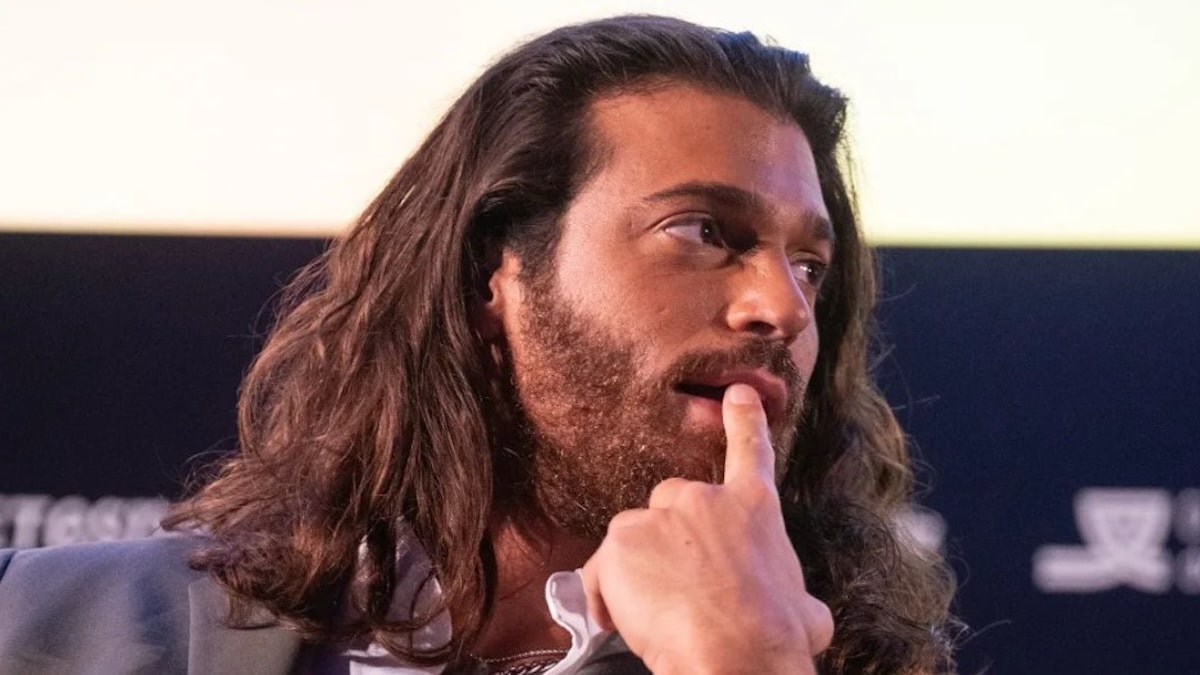 Can Yaman ci dà un taglio. Drastico: il nuovo look
