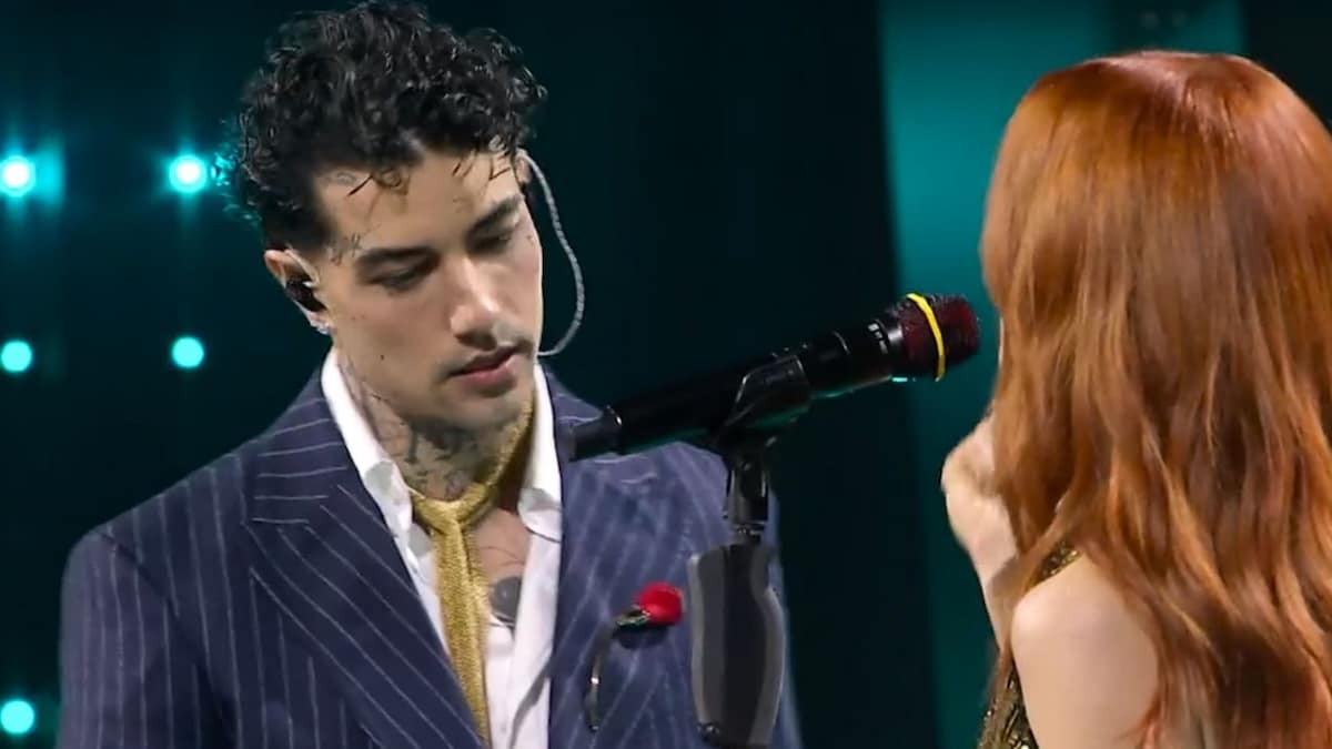 Sanremo 2025, Tony Effe con la collana-sciarpa: quanto costa