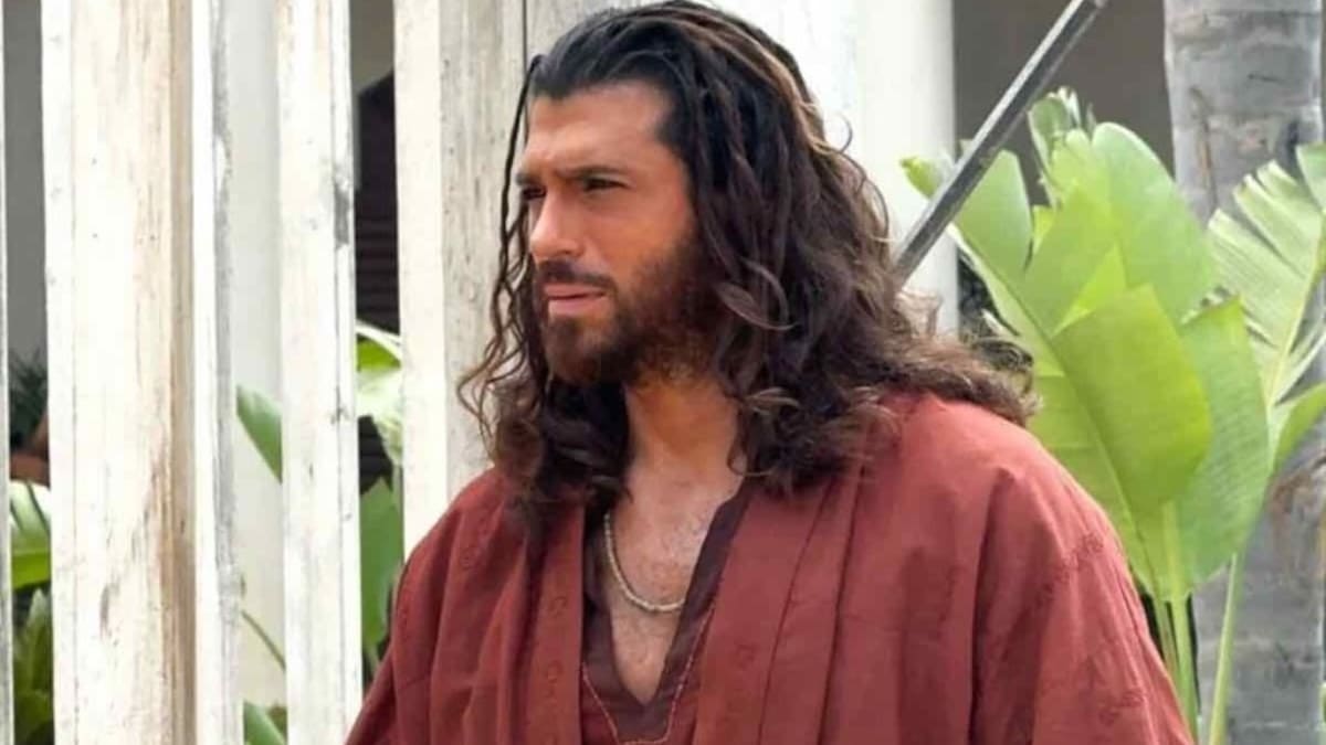 Can Yaman, il nuovo look "come Brad Pitt"