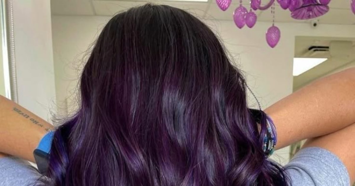Viola scuro: si adatta facilmente sui capelli chiari