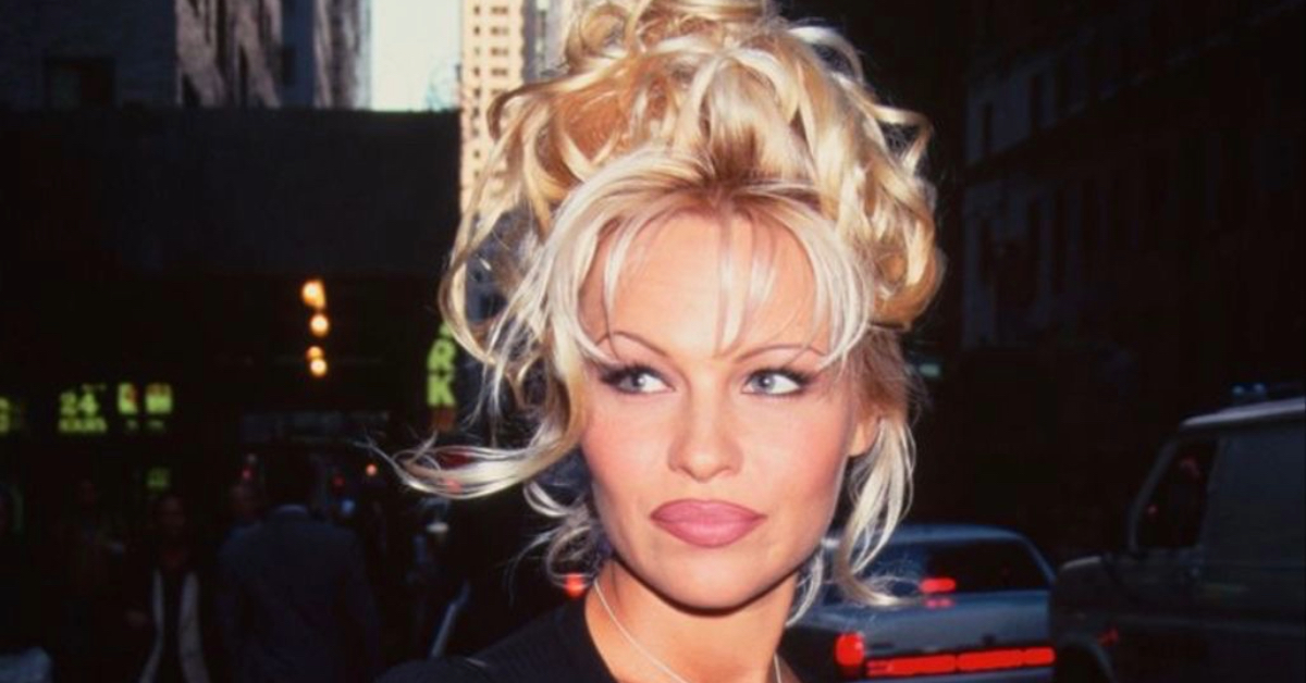 Chignon con maxi ciuffo: dona a tutte le forma del viso